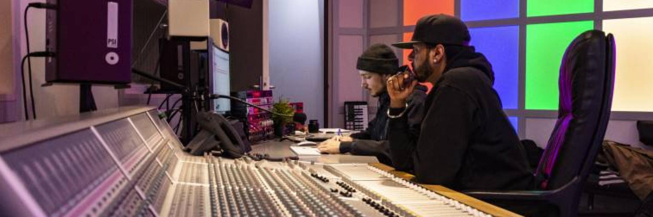 De studio in met rapper Baas B